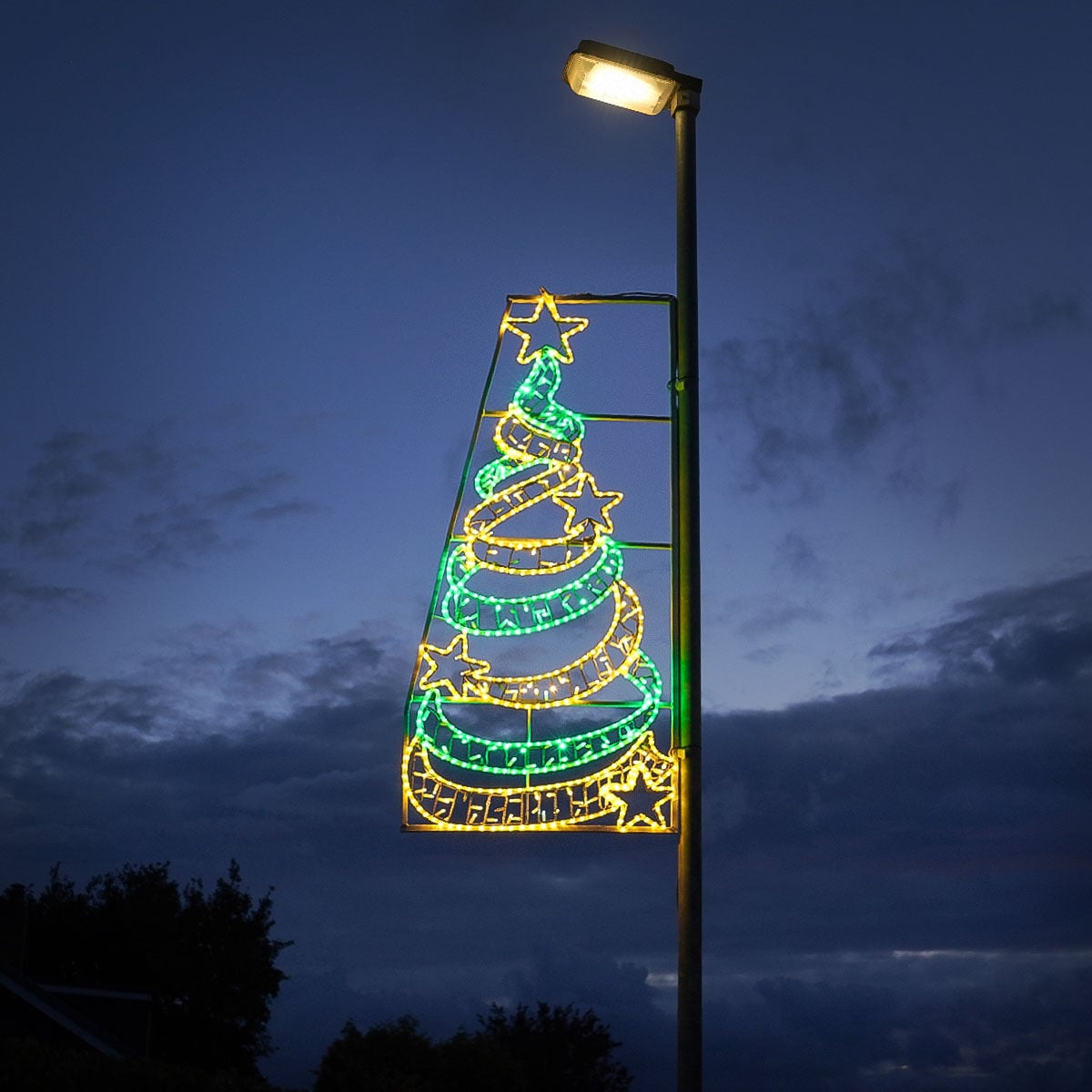 ConnectPro® 2m Lamp Post Christmas Tree Motif – 660 LEDs